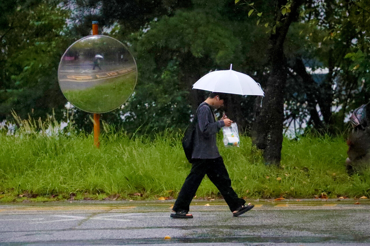 [포토] 추적추적 비 내리는 캠퍼스...가을이 성큼 왔어요