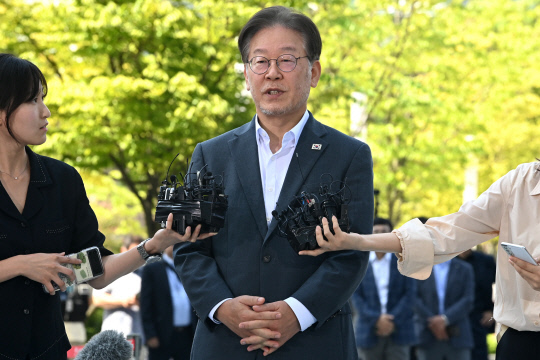 이재명 검찰 조사 1시간 50여분 만에 종료… 조서 열람 중
