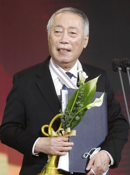 원로배우 변희봉 암 투병 끝에 별세… 향년 81세