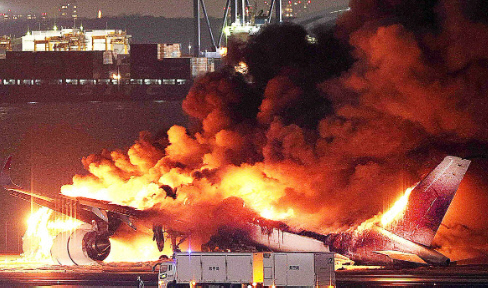 "대한항공 여객기가 왜?" 日공항 화재에 '뜬금' 사진 쓴 CNN