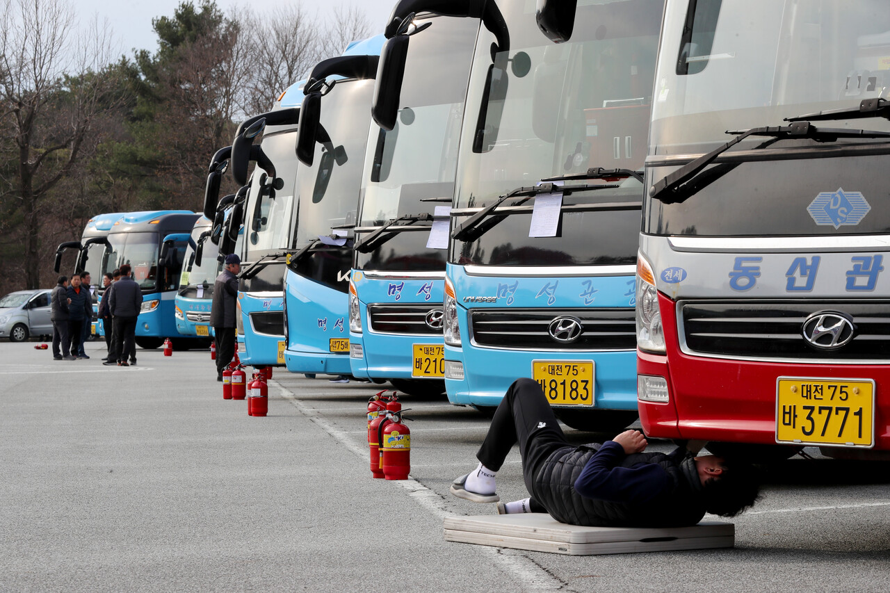 [포토] 봄 행락철 맞아 전세버스 일제점검
