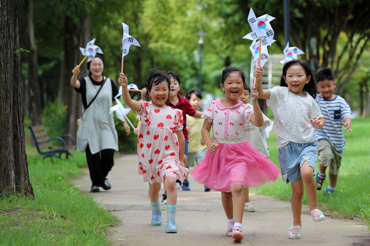 [포토] 태극기 바람개비와 무궁화